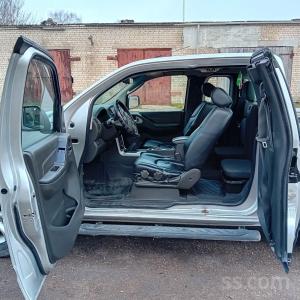 Pelēks Nissan Navara 2011 Liepāja, ar dzinēja tilpumu 2.50 L un nobraukumu 297 tūkst. km par 6950 €, foto 3 vietnē AUTOMOTO.COM.LV