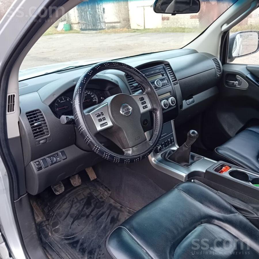 Pelēks Nissan Navara 2011 Liepāja, ar dzinēja tilpumu 2.50 L un nobraukumu 297 tūkst. km par 6950 €, foto 4 vietnē AUTOMOTO.COM.LV