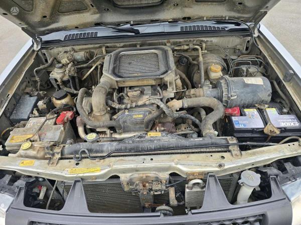 Grey Nissan Navara 2011 in Vilnius, with an engine capacity of 2.49 L and mileage of 215 thousand km for 5000 €, photo 2 on AUTOMOTO.COM.LV