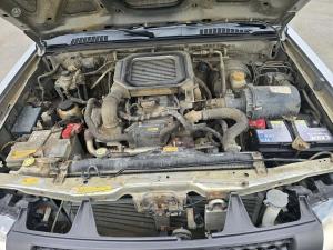 Grey Nissan Navara 2011 in Vilnius, with an engine capacity of 2.49 L and mileage of 215 thousand km for 5000 €, photo 3 on AUTOMOTO.COM.LV