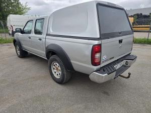 Grey Nissan Navara 2011 in Vilnius, with an engine capacity of 2.49 L and mileage of 215 thousand km for 5000 €, photo 9 on AUTOMOTO.COM.LV