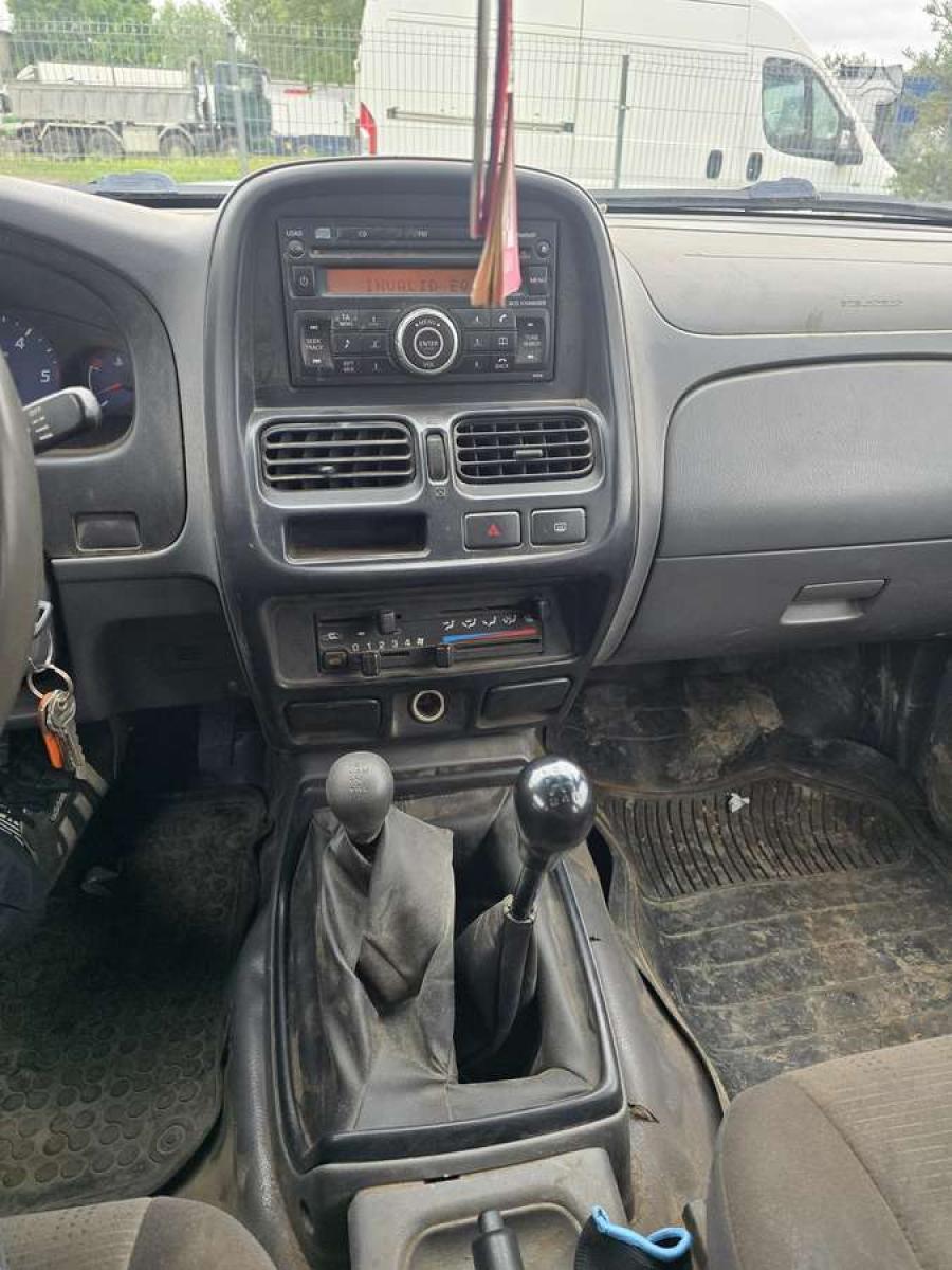 Grey Nissan Navara 2011 in Vilnius, with an engine capacity of 2.49 L and mileage of 215 thousand km for 5000 €, photo 12 on AUTOMOTO.COM.LV