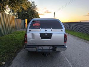 Grey Nissan Navara 2011 in Marijampole, with an engine capacity of 2.49 L and mileage of 274 thousand km for 4950 €, photo 5 on AUTOMOTO.COM.LV