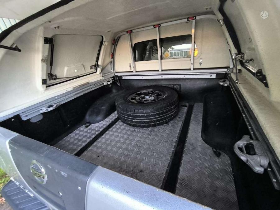Grey Nissan Navara 2011 in Marijampole, with an engine capacity of 2.49 L and mileage of 274 thousand km for 4950 €, photo 17 on AUTOMOTO.COM.LV