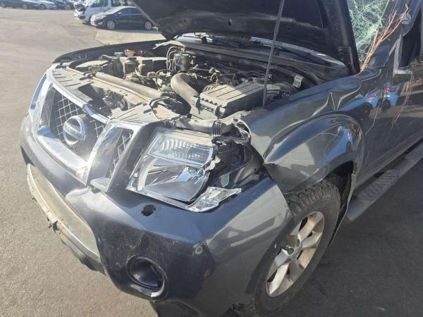 Grey Nissan Navara 2012 in Taurage, with an engine capacity of 2.50 L and mileage of 274 thousand km for 5300 €, photo 3 on AUTOMOTO.COM.LV