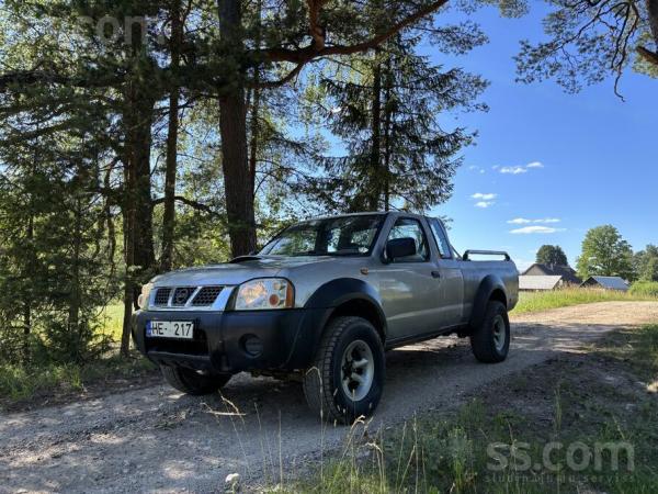 Grey Nissan Navara 2002 in Madona, with an engine capacity of 2.50 L and mileage of 165 thousand km for 5990 €, photo 1 on AUTOMOTO.COM.LV