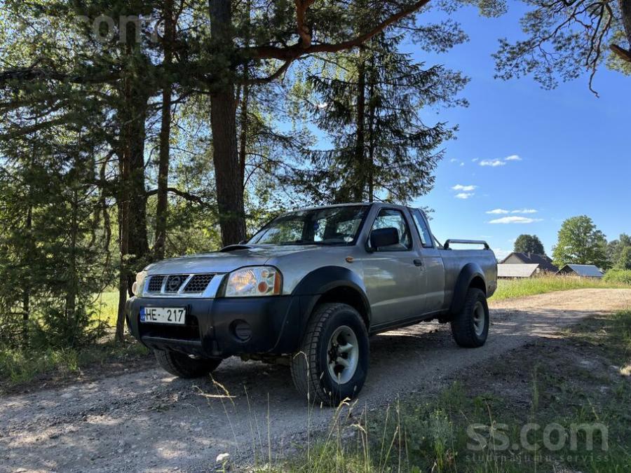 Grey Nissan Navara 2002 in Madona, with an engine capacity of 2.50 L and mileage of 165 thousand km for 5990 €, photo 1 on AUTOMOTO.COM.LV
