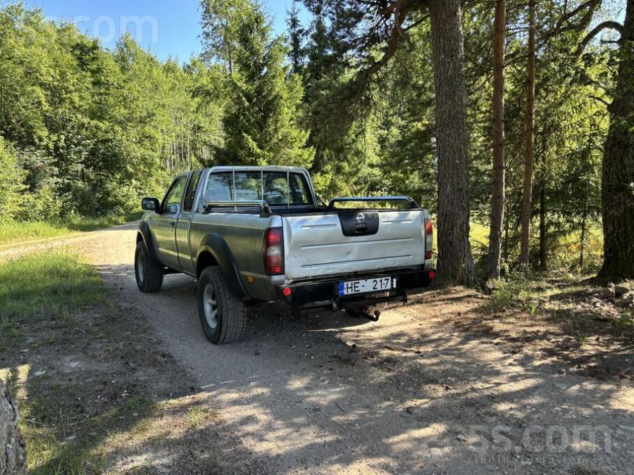 Grey Nissan Navara 2002 in Madona, with an engine capacity of 2.50 L and mileage of 165 thousand km for 5990 €, photo 4 on AUTOMOTO.COM.LV
