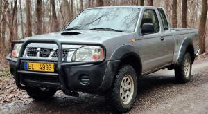 Pelēks Nissan Navara 2003 Viļņa, ar dzinēja tilpumu 2.49 L un nobraukumu 110 tūkst. km par 2600 €, foto  vietnē AUTOMOTO.COM.LV