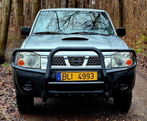 Pelēks Nissan Navara 2003 Viļņa, ar dzinēja tilpumu 2.49 L un nobraukumu 110 tūkst. km par 2600 €, foto 3 vietnē AUTOMOTO.COM.LV