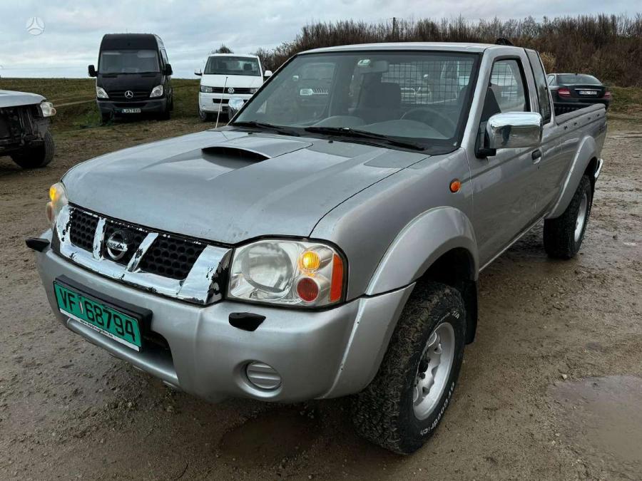 Grey Nissan Navara 2005 in Panevezys, with an engine capacity of 2.49 L and mileage of 205 thousand km for 3700 €, photo 1 on AUTOMOTO.COM.LV