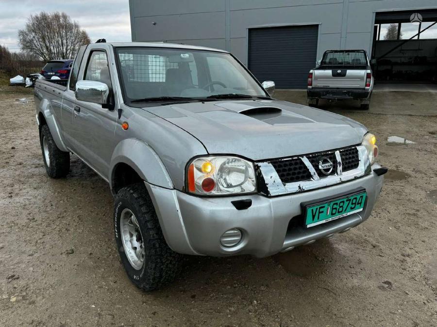 Grey Nissan Navara 2005 in Panevezys, with an engine capacity of 2.49 L and mileage of 205 thousand km for 3700 €, photo 2 on AUTOMOTO.COM.LV