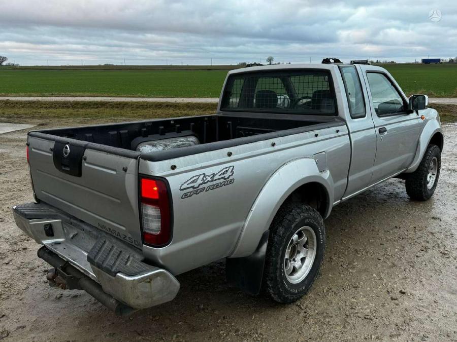 Grey Nissan Navara 2005 in Panevezys, with an engine capacity of 2.49 L and mileage of 205 thousand km for 3700 €, photo 3 on AUTOMOTO.COM.LV