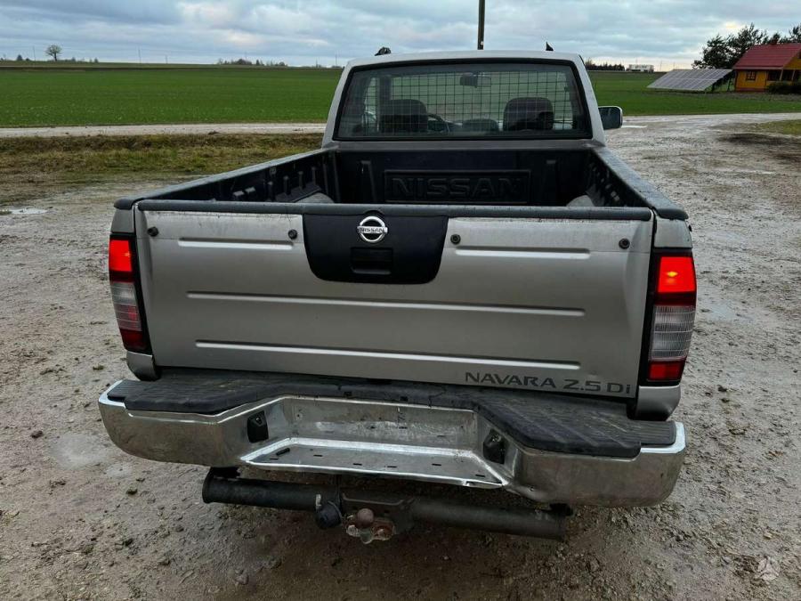 Grey Nissan Navara 2005 in Panevezys, with an engine capacity of 2.49 L and mileage of 205 thousand km for 3700 €, photo 4 on AUTOMOTO.COM.LV