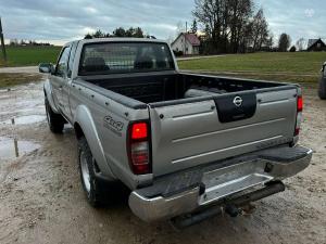 Grey Nissan Navara 2005 in Panevezys, with an engine capacity of 2.49 L and mileage of 205 thousand km for 3700 €, photo 5 on AUTOMOTO.COM.LV
