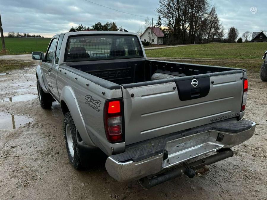 Grey Nissan Navara 2005 in Panevezys, with an engine capacity of 2.49 L and mileage of 205 thousand km for 3700 €, photo 5 on AUTOMOTO.COM.LV