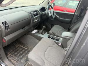 Grey Nissan Navara 2006 in Ogre, with an engine capacity of 2.50 L and mileage of 179 thousand km for 3750 €, photo 6 on AUTOMOTO.COM.LV