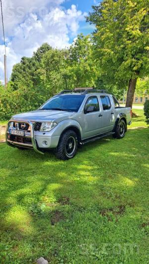 Pelēks Nissan Navara 2006 Gulbene, ar dzinēja tilpumu 2.50 L un nobraukumu 300 tūkst. km par 6700 €, foto  vietnē AUTOMOTO.COM.LV