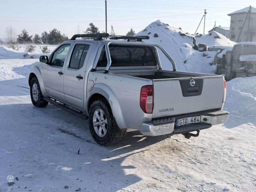 Grey Nissan Navara 2007 in Vilnius, with an engine capacity of 2.49 L and mileage of 350 thousand km for 4350 €, photo 4 on AUTOMOTO.COM.LV