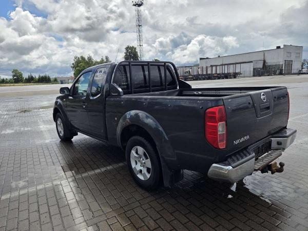 Grey Nissan Navara 2007 in Marijampole, with an engine capacity of 2.50 L and mileage of 270 thousand km for 2950 €, photo 9 on AUTOMOTO.COM.LV