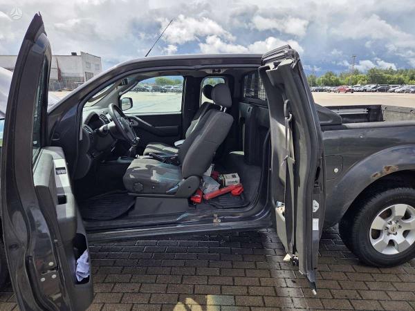 Grey Nissan Navara 2007 in Marijampole, with an engine capacity of 2.50 L and mileage of 270 thousand km for 2950 €, photo 10 on AUTOMOTO.COM.LV
