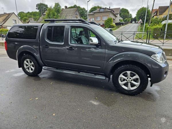 Grey Nissan Navara 2014 in Telschi, with an engine capacity of 2.50 L and mileage of 127 thousand km for 4800 €, photo 3 on AUTOMOTO.COM.LV