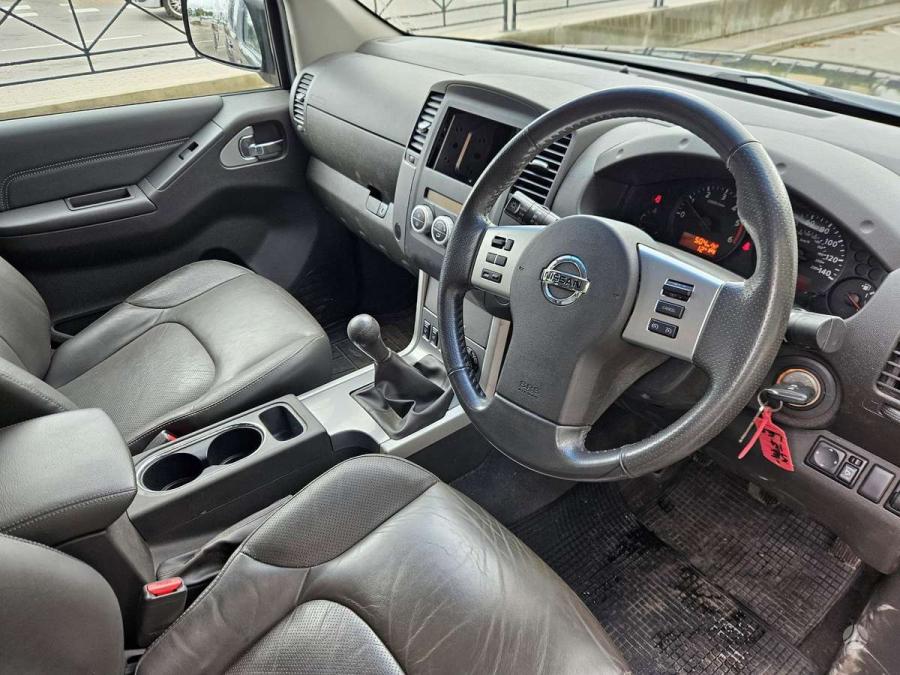 Grey Nissan Navara 2014 in Telschi, with an engine capacity of 2.50 L and mileage of 127 thousand km for 4800 €, photo 11 on AUTOMOTO.COM.LV