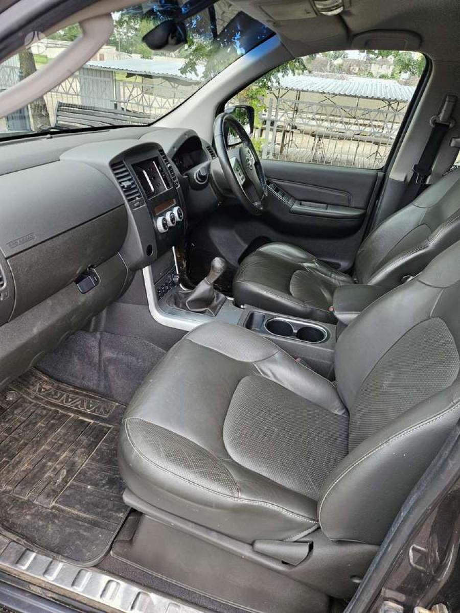 Grey Nissan Navara 2014 in Telschi, with an engine capacity of 2.50 L and mileage of 127 thousand km for 4800 €, photo 12 on AUTOMOTO.COM.LV