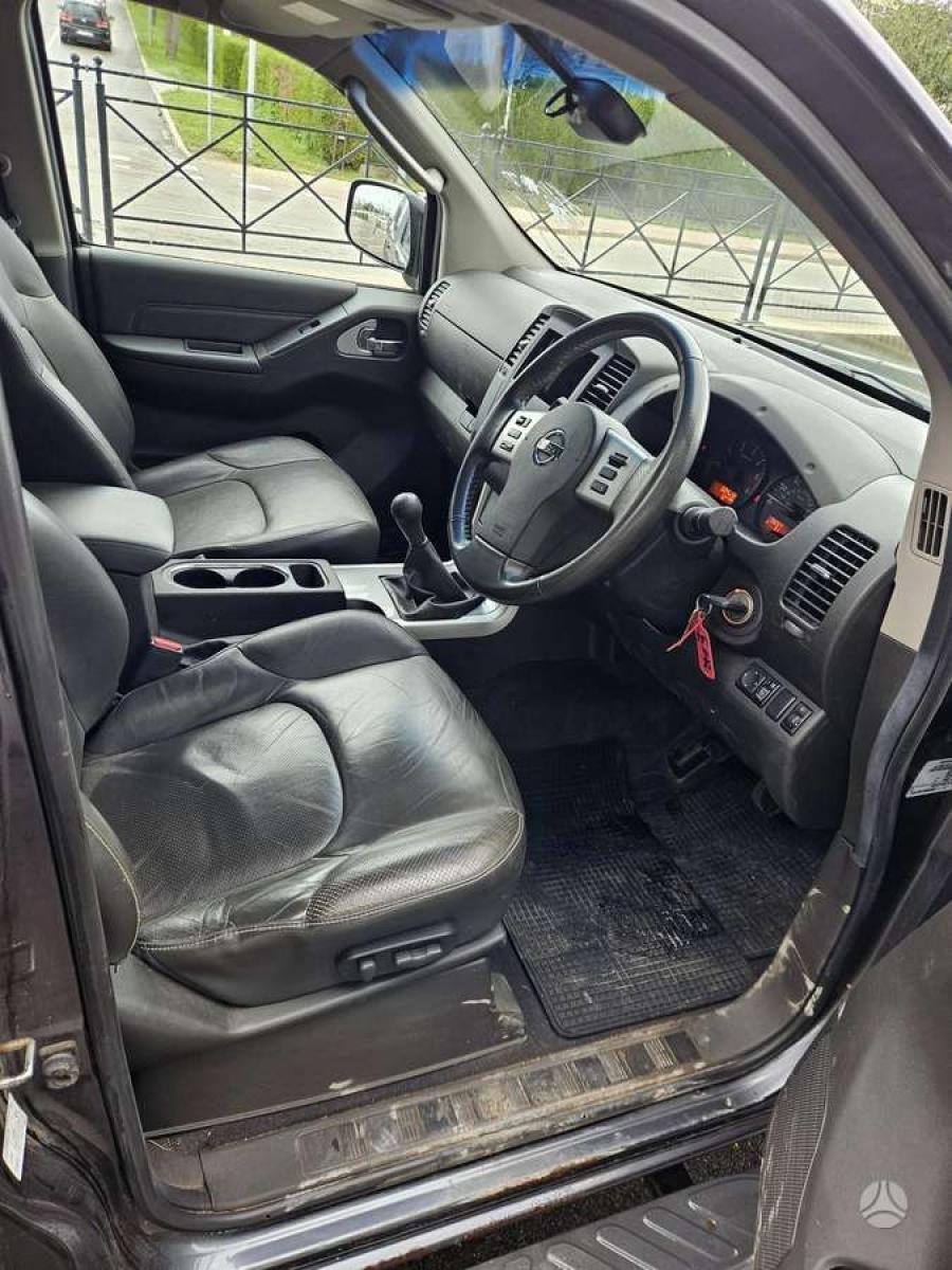 Grey Nissan Navara 2014 in Telschi, with an engine capacity of 2.50 L and mileage of 127 thousand km for 4800 €, photo 13 on AUTOMOTO.COM.LV