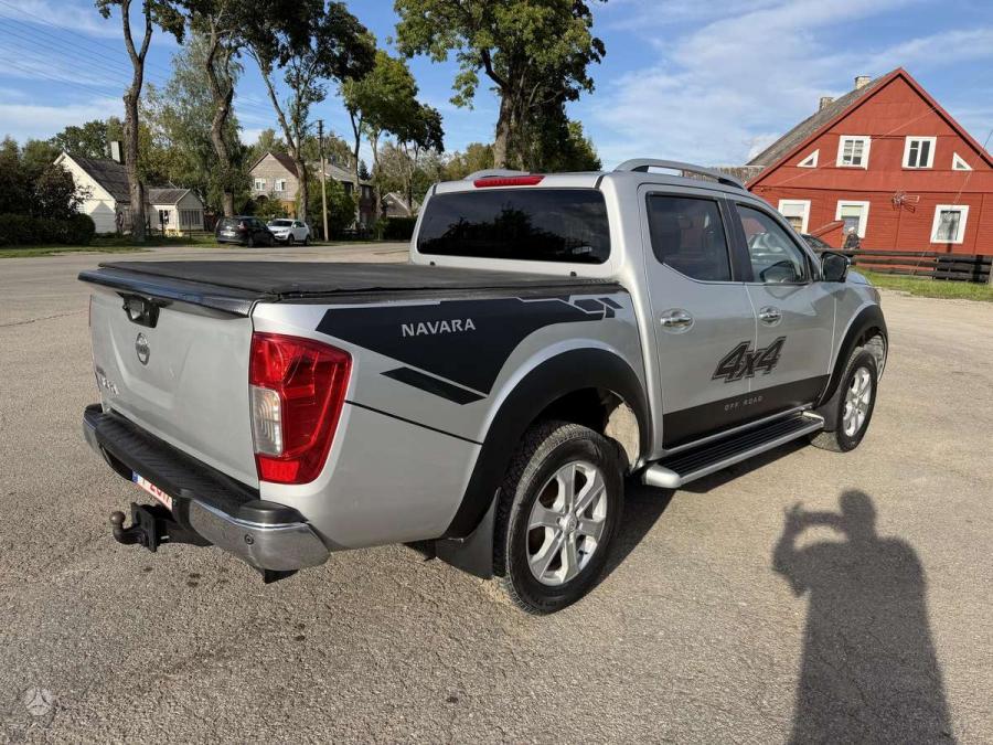 Grey Nissan Navara 2016 in Skaudvile, with an engine capacity of 2.30 L and mileage of 319 thousand km for 10900 €, photo 6 on AUTOMOTO.COM.LV