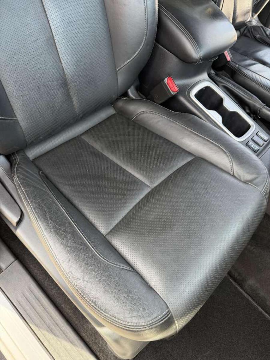 Grey Nissan Navara 2016 in Skaudvile, with an engine capacity of 2.30 L and mileage of 319 thousand km for 10900 €, photo 16 on AUTOMOTO.COM.LV