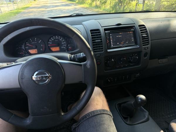 Nissan Navara 2006 in Pasvalys, with an engine capacity of 2.50 L and mileage of 300 thousand km for 4499 €, photo 5 on AUTOMOTO.COM.LV