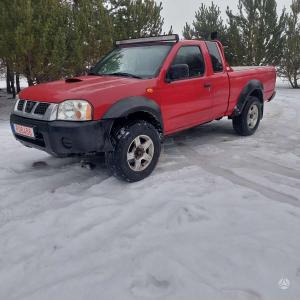 Sarkans Nissan Navara 2003 Vilkaviškis, ar dzinēja tilpumu 2.50 L un nobraukumu 320 tūkst. km par 3700 €, foto  vietnē AUTOMOTO.COM.LV
