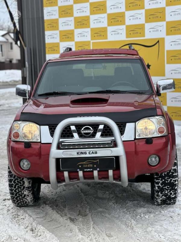 Red Nissan Navara 2004 in Siauliai, with an engine capacity of 2.50 L and mileage of 299 thousand km for 5600 €, photo 3 on AUTOMOTO.COM.LV