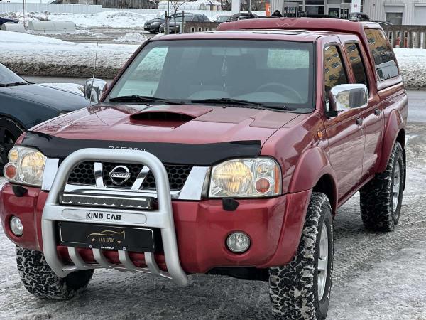 Red Nissan Navara 2004 in Siauliai, with an engine capacity of 2.50 L and mileage of 299 thousand km for 5600 €, photo 4 on AUTOMOTO.COM.LV