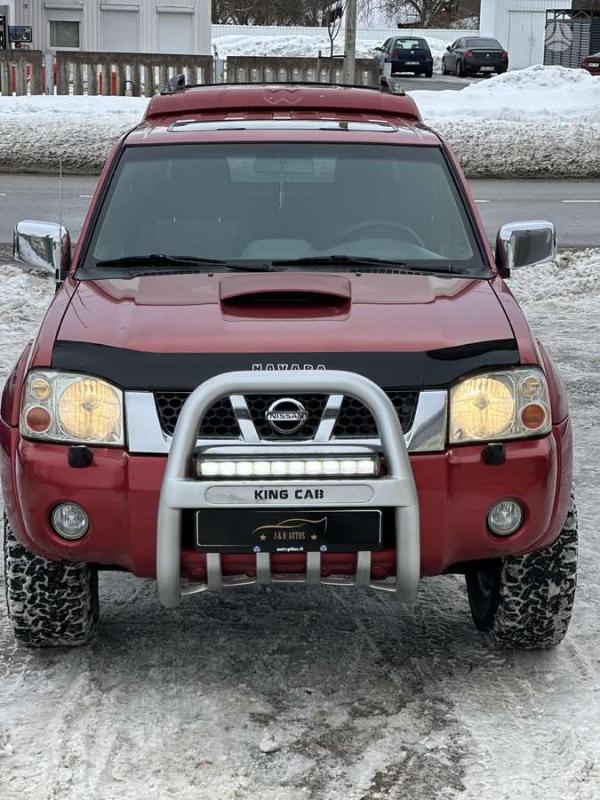 Red Nissan Navara 2004 in Siauliai, with an engine capacity of 2.50 L and mileage of 299 thousand km for 5600 €, photo 5 on AUTOMOTO.COM.LV