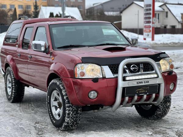 Red Nissan Navara 2004 in Siauliai, with an engine capacity of 2.50 L and mileage of 299 thousand km for 5600 €, photo 7 on AUTOMOTO.COM.LV