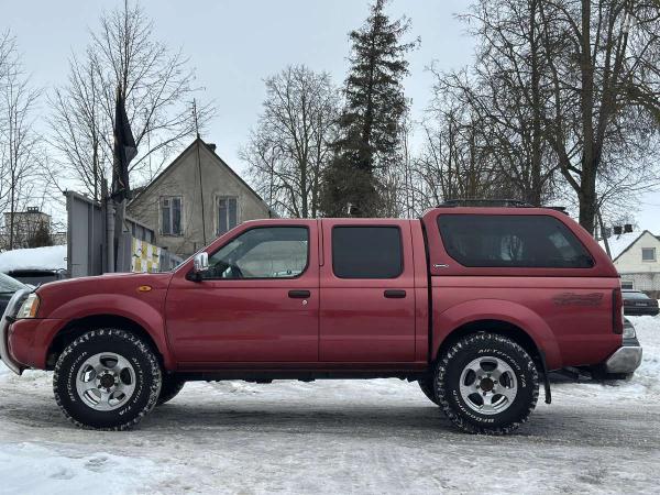Red Nissan Navara 2004 in Siauliai, with an engine capacity of 2.50 L and mileage of 299 thousand km for 5600 €, photo 8 on AUTOMOTO.COM.LV