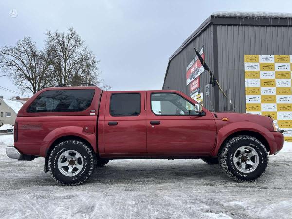 Red Nissan Navara 2004 in Siauliai, with an engine capacity of 2.50 L and mileage of 299 thousand km for 5600 €, photo 9 on AUTOMOTO.COM.LV