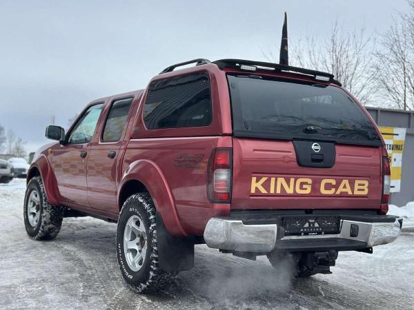Red Nissan Navara 2004 in Siauliai, with an engine capacity of 2.50 L and mileage of 299 thousand km for 5600 €, photo 10 on AUTOMOTO.COM.LV