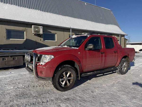 Red Nissan Navara 2006 in Kaunas, with an engine capacity of 2.50 L and mileage of 223 thousand km for 4200 €, photo 1 on AUTOMOTO.COM.LV