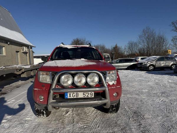 Red Nissan Navara 2006 in Kaunas, with an engine capacity of 2.50 L and mileage of 223 thousand km for 4200 €, photo 2 on AUTOMOTO.COM.LV