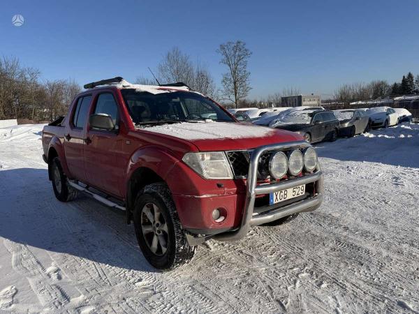 Red Nissan Navara 2006 in Kaunas, with an engine capacity of 2.50 L and mileage of 223 thousand km for 4200 €, photo 3 on AUTOMOTO.COM.LV