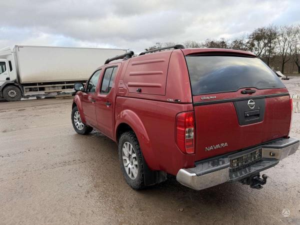 Red Nissan Navara 2012 in Kaunas, with an engine capacity of 2.99 L and mileage of 400 thousand km for 7900 €, photo 4 on AUTOMOTO.COM.LV