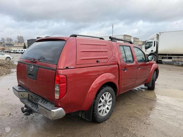 Red Nissan Navara 2012 in Kaunas, with an engine capacity of 2.99 L and mileage of 446 thousand km for 7900 €, photo 6 on AUTOMOTO.COM.LV