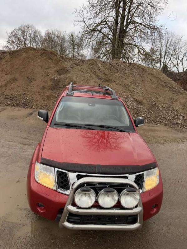 Red Nissan Navara 2012 in Kaunas, with an engine capacity of 2.99 L and mileage of 446 thousand km for 7900 €, photo 9 on AUTOMOTO.COM.LV