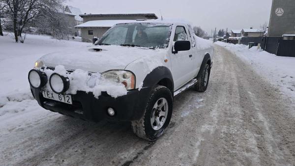 White Nissan Navara 2005 in Kaunas, with an engine capacity of 2.50 L and mileage of 250 thousand km for 2750 €, photo 1 on AUTOMOTO.COM.LV