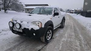 Balts Nissan Navara 2005 Kauņa, ar dzinēja tilpumu 2.50 L un nobraukumu 250 tūkst. km par 2750 €, foto  vietnē AUTOMOTO.COM.LV