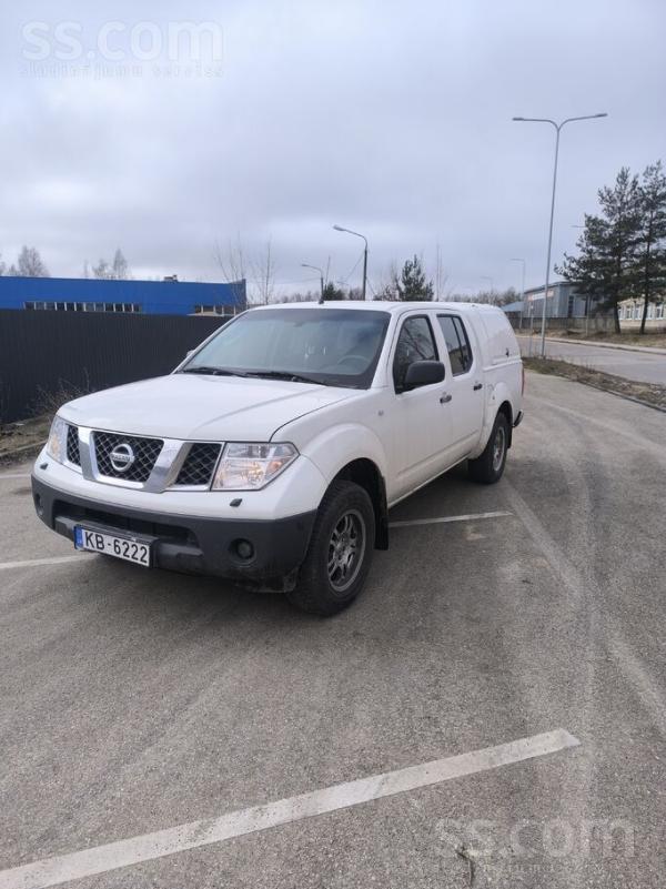 White Nissan Navara 2008 in Daugavpils, with an engine capacity of 2.50 L and mileage of 337 thousand km for 5500 €, photo 1 on AUTOMOTO.COM.LV