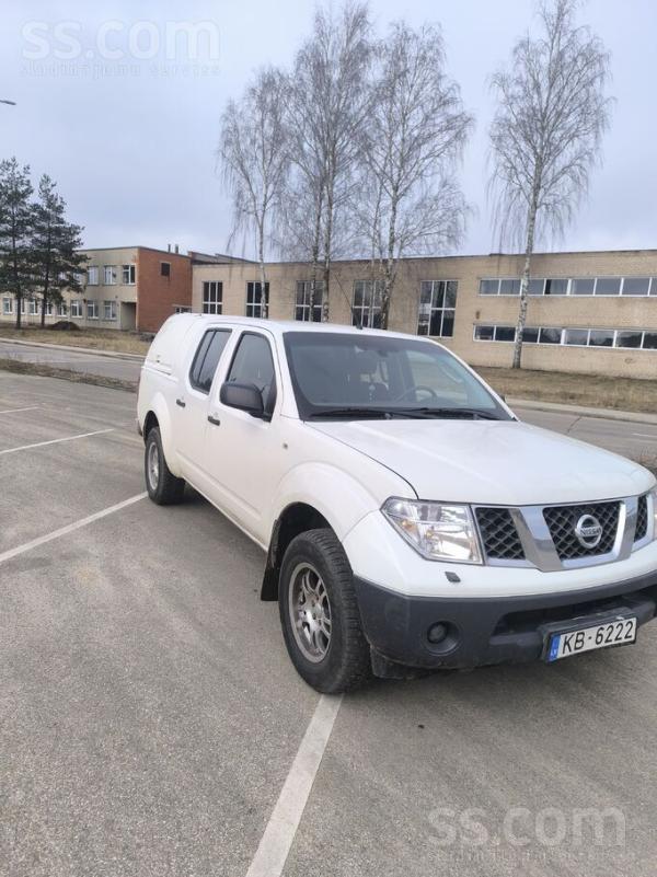 White Nissan Navara 2008 in Daugavpils, with an engine capacity of 2.50 L and mileage of 337 thousand km for 5500 €, photo 2 on AUTOMOTO.COM.LV